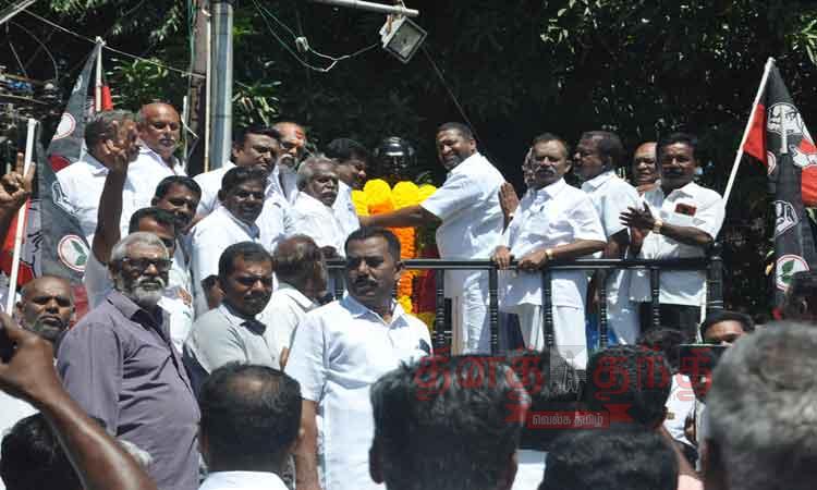 ADMK respects Anna statue | அண்ணா சிலைக்கு அ.தி.மு.க.வினர் மரியாதை