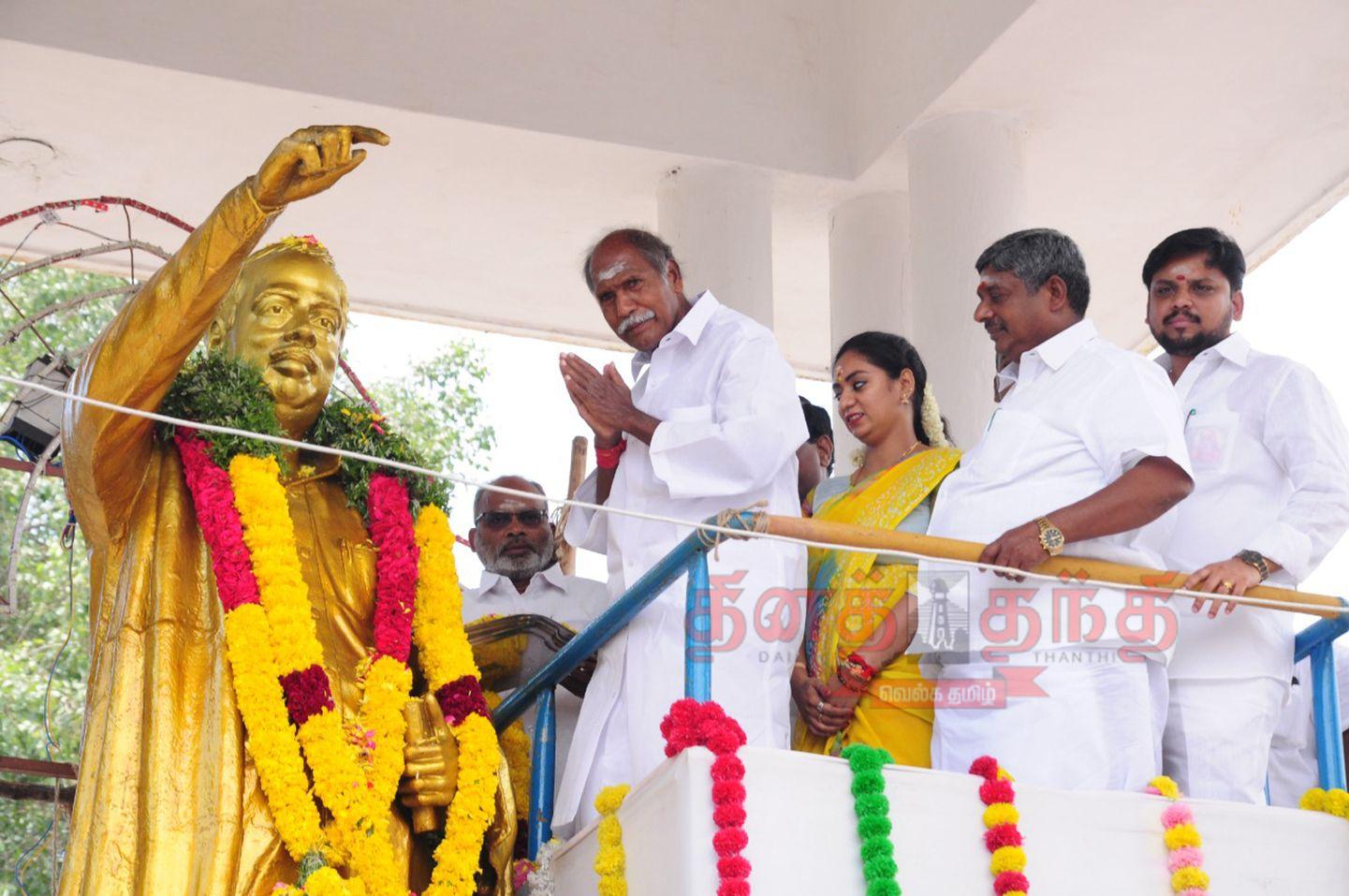 Chief Minister Rangaswamy pays homage to Anna statue | அண்ணா சிலைக்கு ...