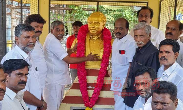 DMK - ADMK members garlanded the statue of Anna | அண்ணா சிலைக்கு தி.மு ...