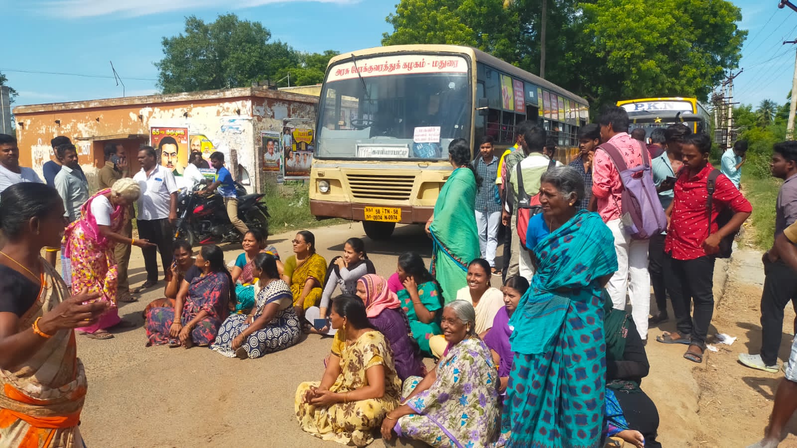 mariyal | சாலை அமைக்கக்கோரி பொதுமக்கள் மறியல்