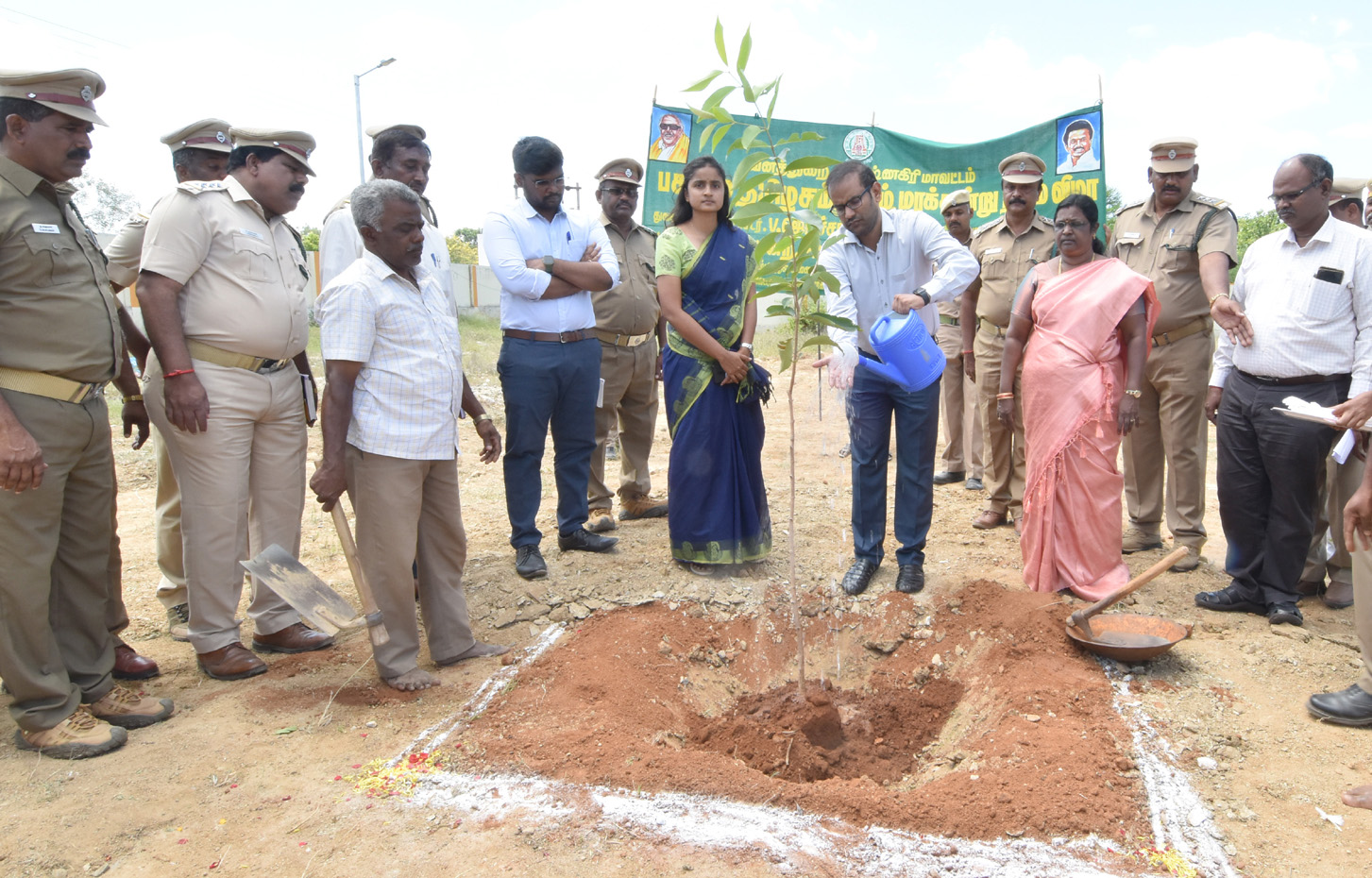 plants tree | பசுமை தமிழகம் திட்டத்தின் கீழ் கிருஷ்ணகிரி மாவட்டத்தில் ...