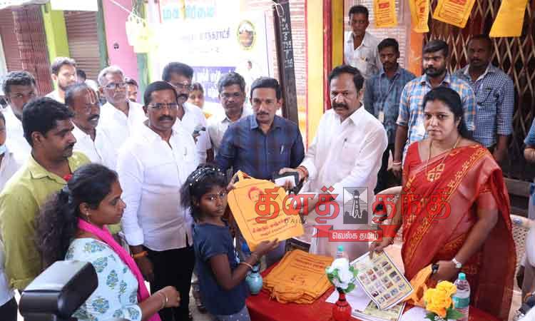 Manjappa to the public emphasizing the elimination of plastic ...