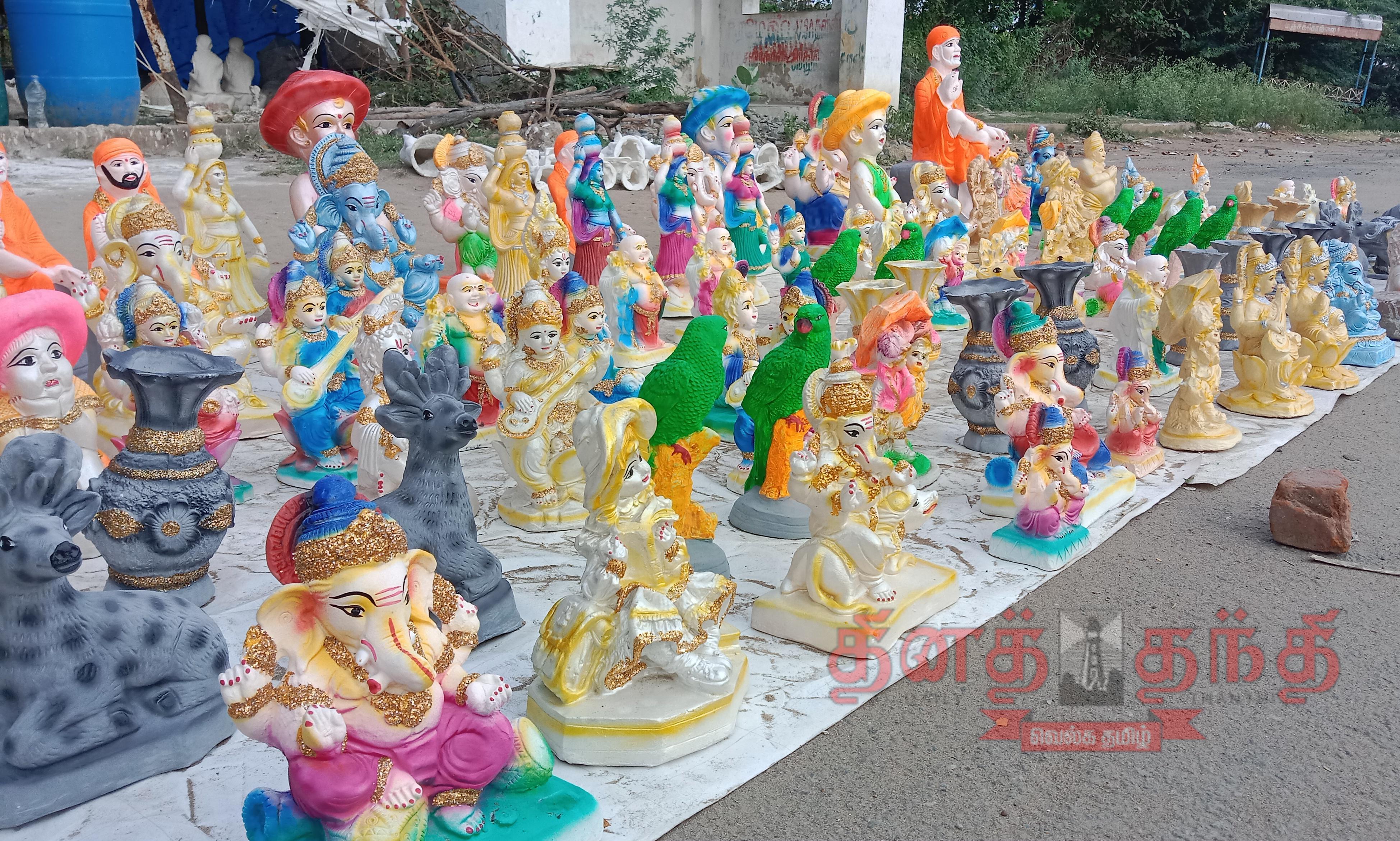 In Nagai, Kolu toys are busy selling | நாகையில், கொலு பொம்மைகள் விற்பனை ...