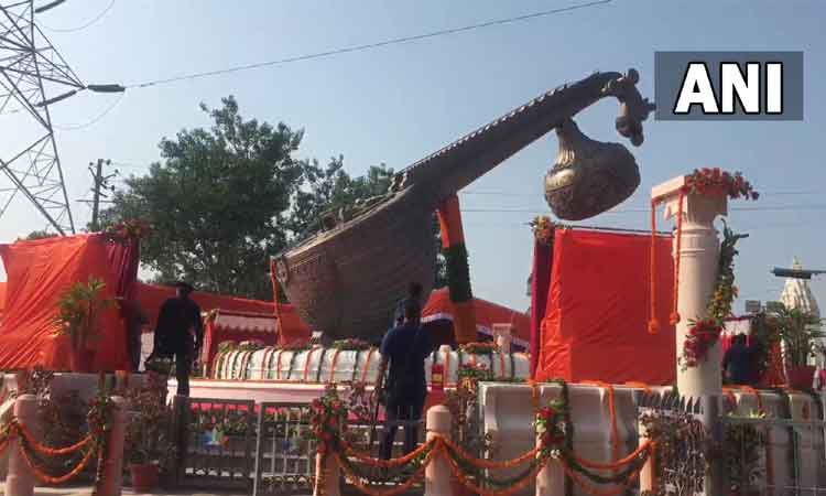 Lata Mangeshkar's 93rd Birthday: 40ft Veena in Ayodhya - PM Modi ...