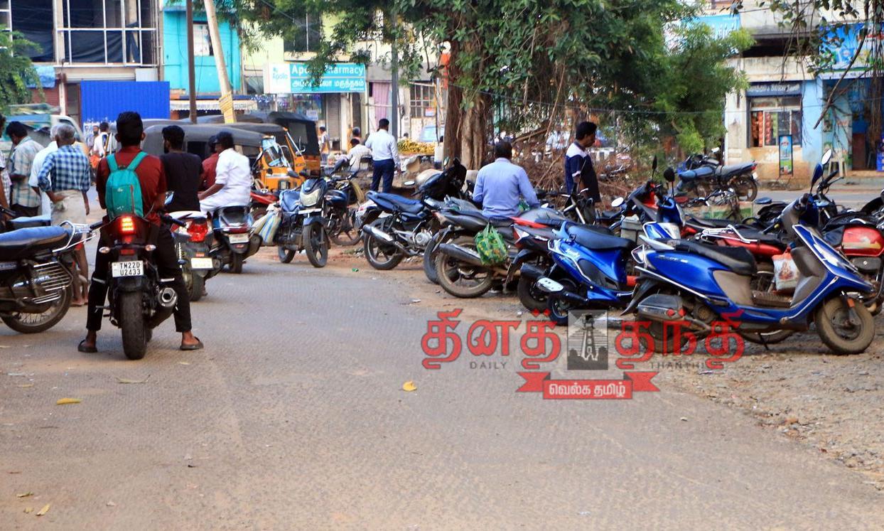Vehicles parked obstructing traffic | போக்குவரத்துக்கு இடையூறாக ...