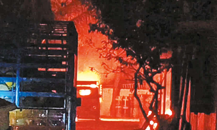 12 injured in Kias cylinder godown fire accident | கியாஸ் சிலிண்டர் ...