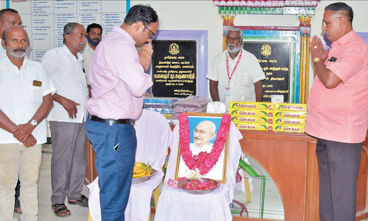 Thiruvallur collector paying floral tribute to Gandhi | காந்தியடிகளின் ...