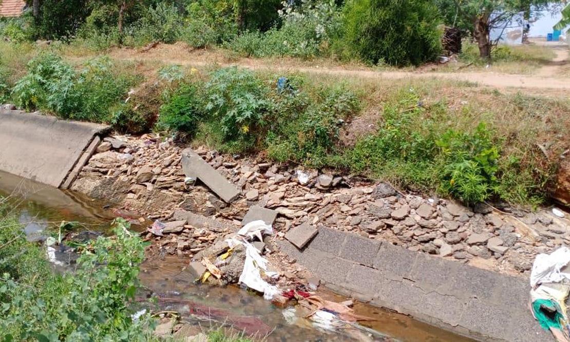 pap kalvai | பி.ஏ.பி.உடுமலை கால்வாய் கரைப்பகுதியில் கற்கள், சிலாப்புகள் ...