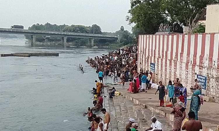 Devotees gathered at Bhavani Kuduthurai on the occasion of full moon ...