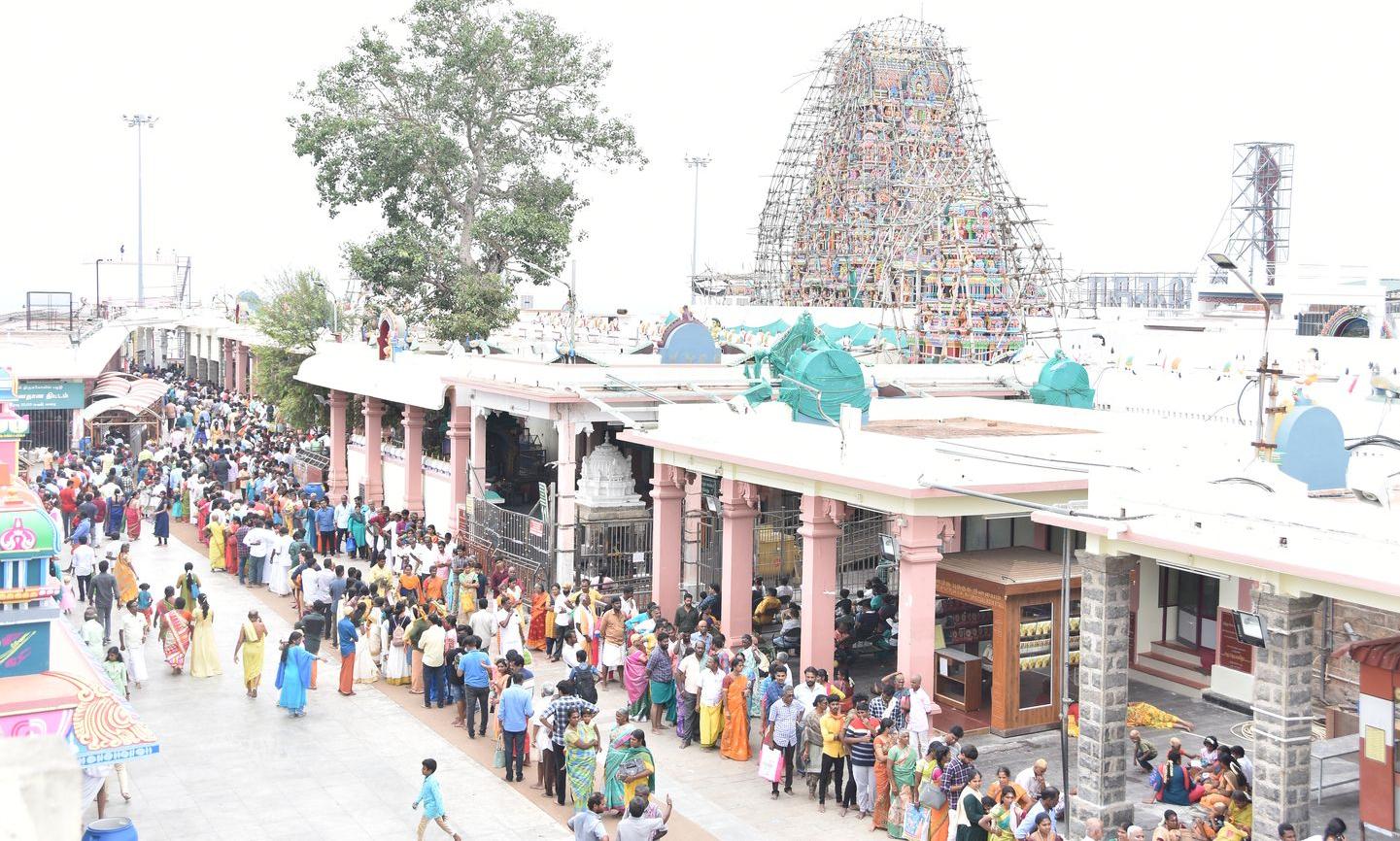 Devotees stormed the Palani Murugan temple | பழனி முருகன் கோவிலுக்கு ...