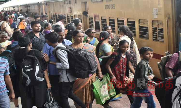 Serial Holiday Completion Echo: Erode railway and bus stations were thronged with passengers ...