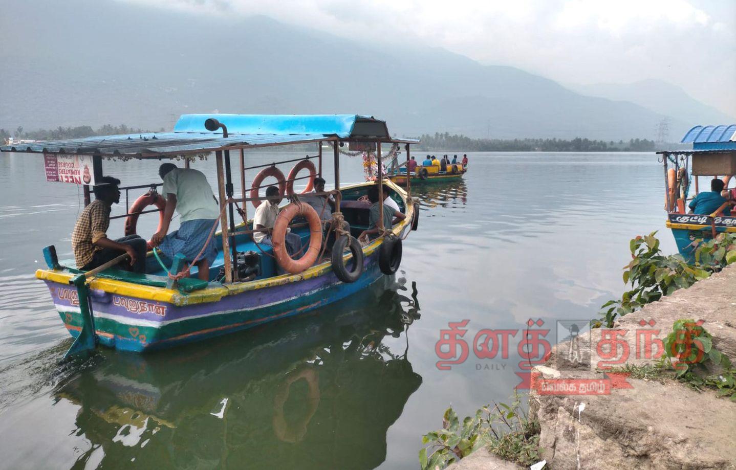 Tourists flock to take a boat ride at Poolampatti | பூலாம்பட்டியில் ...