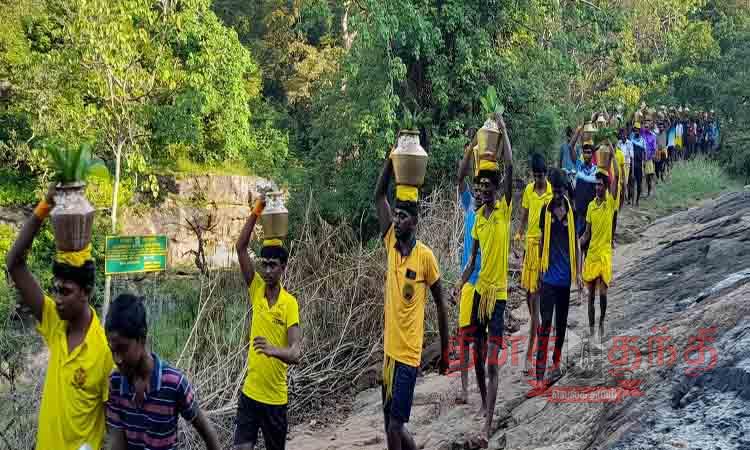 Devotees who came up the mountain to take tirtha | மலை ஏறி தீர்த்தம் ...