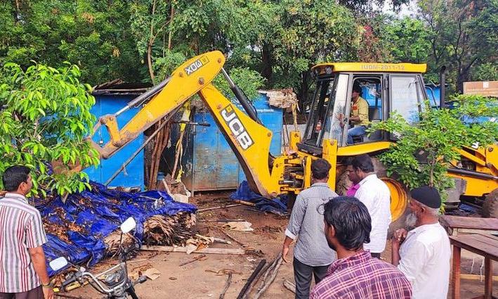 Removal of roadside encroachment | சாலையோர ஆக்கிரமிப்பு அகற்றம்