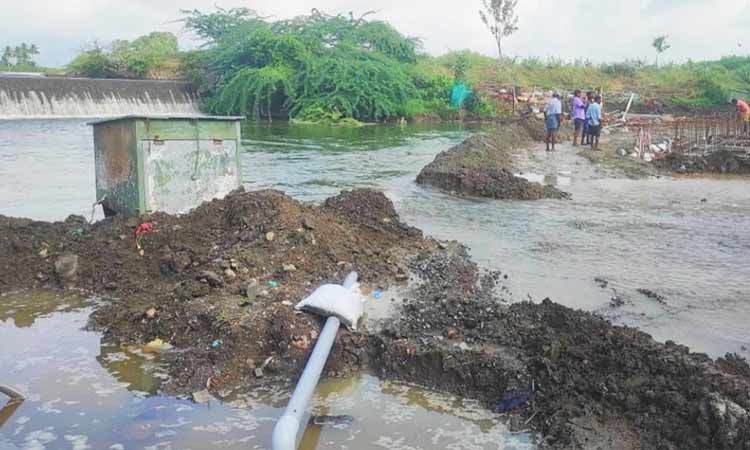 Road cut off due to flood in Ayyar | அய்யாற்றில் வெள்ளப்பெருக்கால் சாலை ...