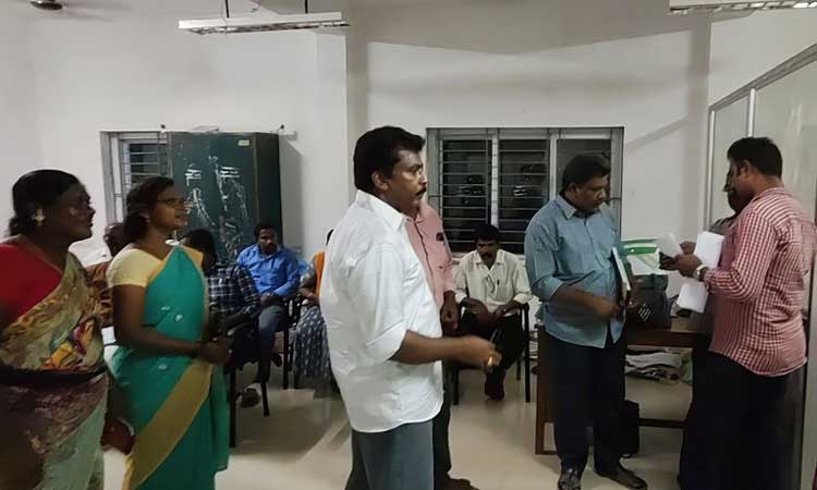 Anti-corruption police investigation | கணக்கில் வராத பணம் சிக்கிய ...