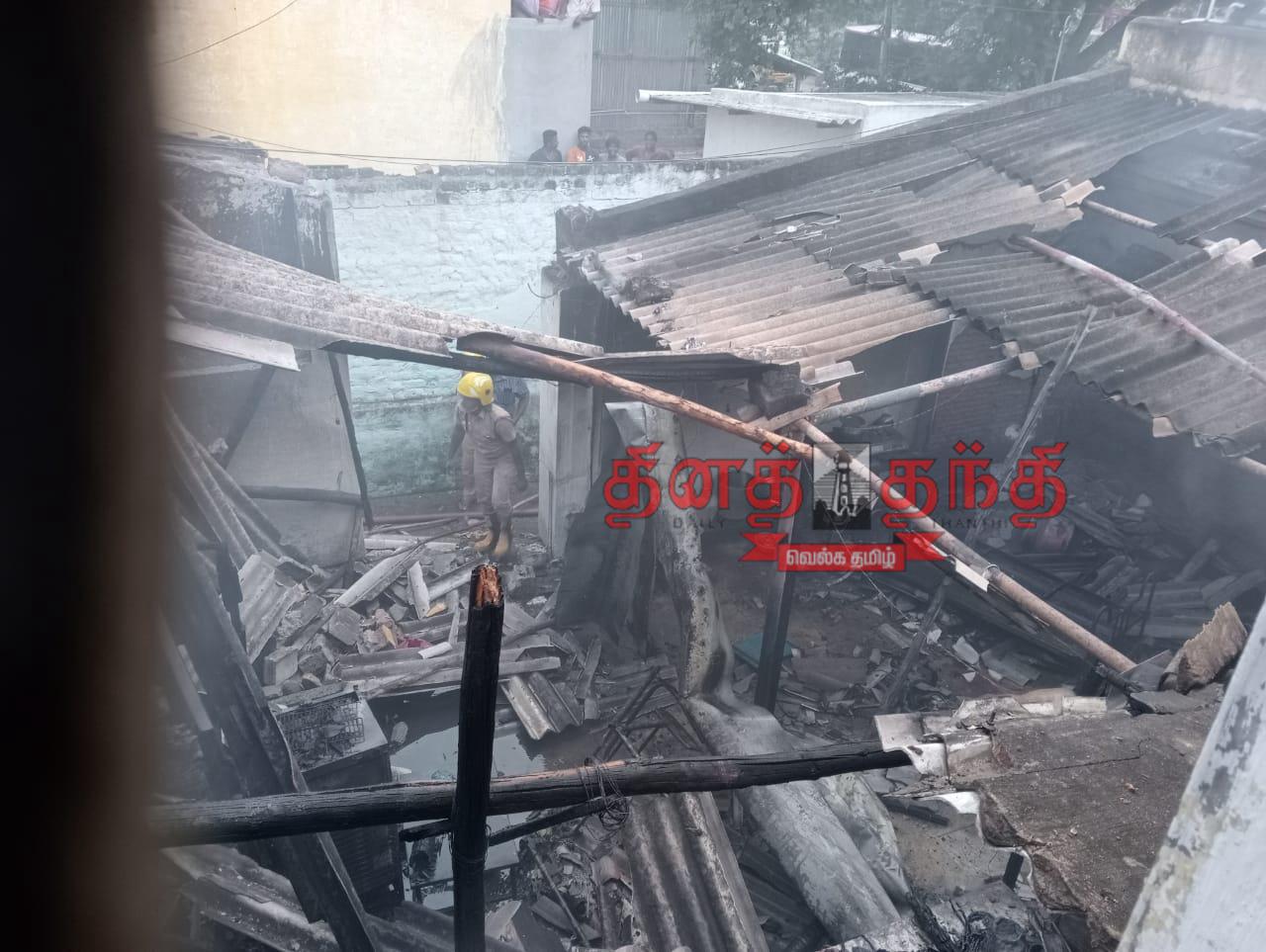 Terrible fire | அலங்கார பொருட்கள் குடோனில் பயங்கர ‌தீ