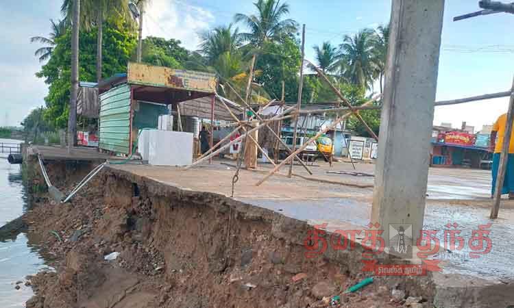 Platform collapsed at Poolampatti boat yard | காவிரியில் ...