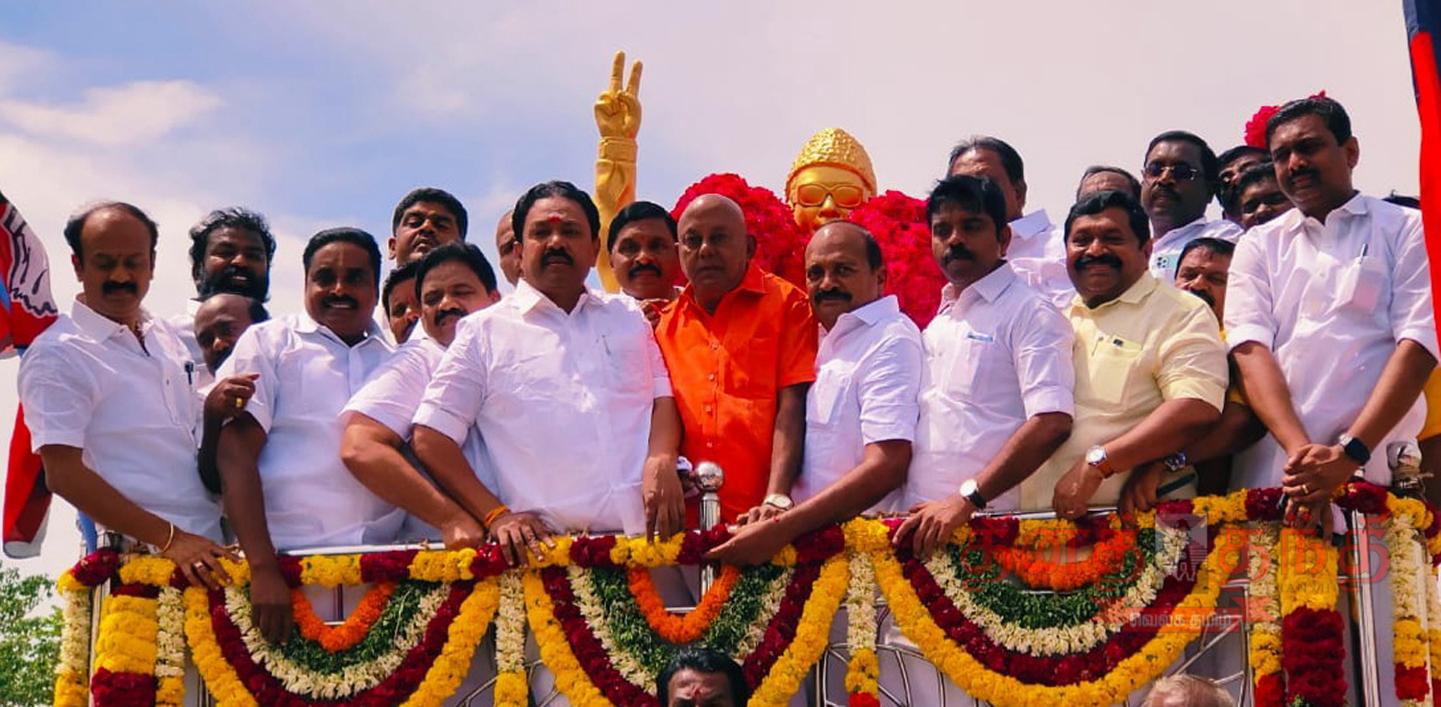 MGR ADMK garlanded the statue | எம்.ஜி.ஆர். சிலைக்கு அ.தி.மு.க.வினர் ...
