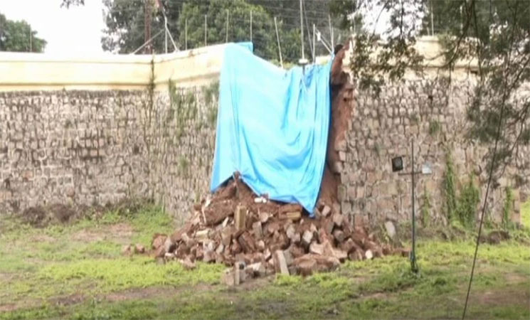 The fort wall collapsed in the Mysore palace | மைசூரு அரண்மனையில் ...