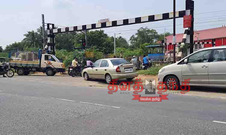 Mayanur Railway Gate closure for 2 hours | மாயனூர் ரெயில்வே கேட் 2 மணி ...