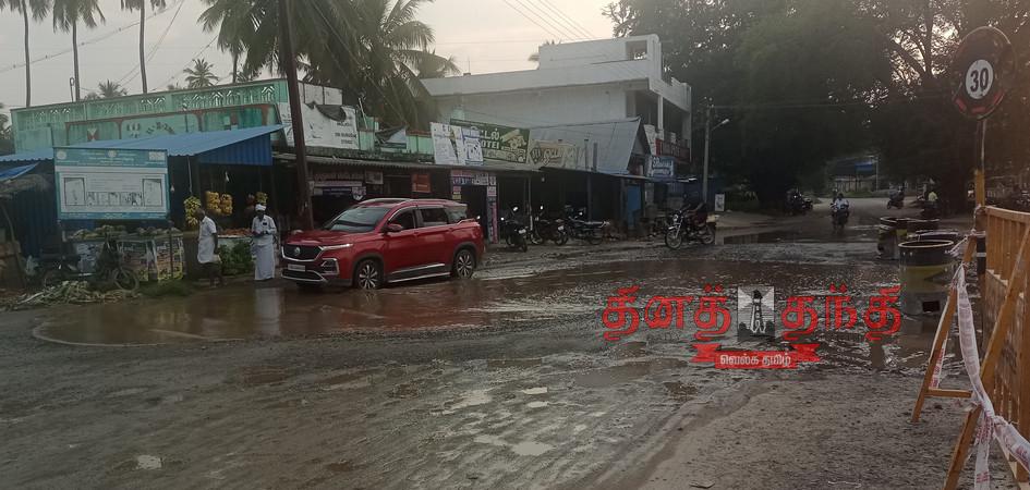 rain water | சாலையில் தேங்கும் மழைநீரால் வாகன ஓட்டிகள் அவதி