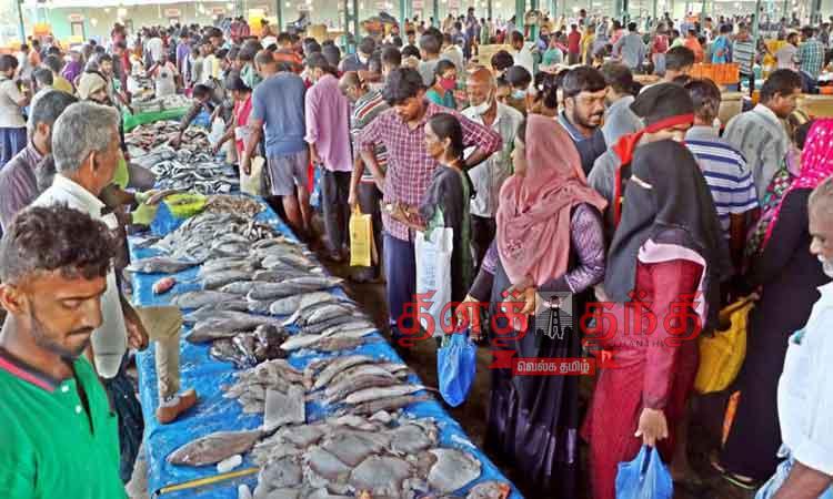 People gathered to buy fish in Ukkadam market | உக்கடம் மார்க்கெட்டில் ...