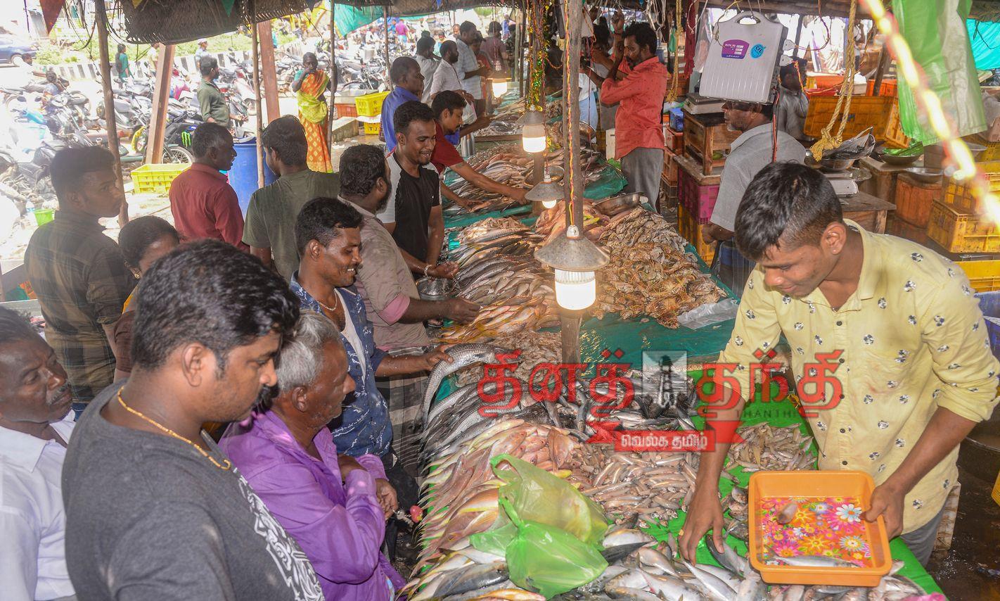 Butcher shops were crowded | இறைச்சி கடைகளில் மக்கள் கூட்டம் அலைமோதியது