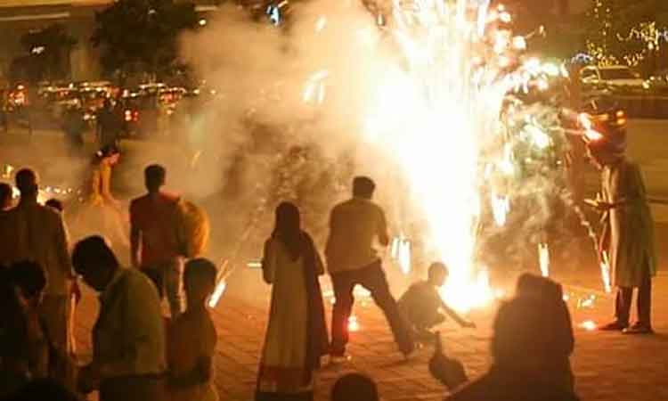 Case filed against 163 people for breaking firecrackers in Chennai ...