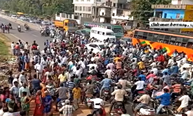 Fishermen strike by throwing Aadhaar and ration cards on the road ...