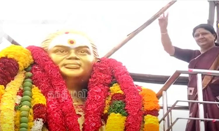 Devar Jayanti: VK Sasikala pays homage to Muthuramalinga Devar statue ...