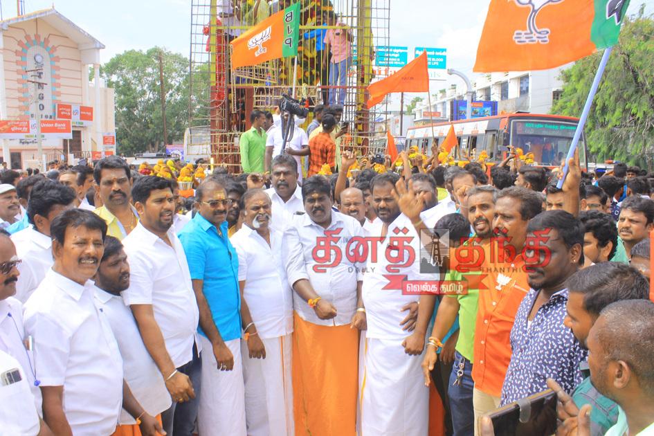 Respect to Devar idol | நெல்லையில் தேவர் சிலைக்கு மரியாதை