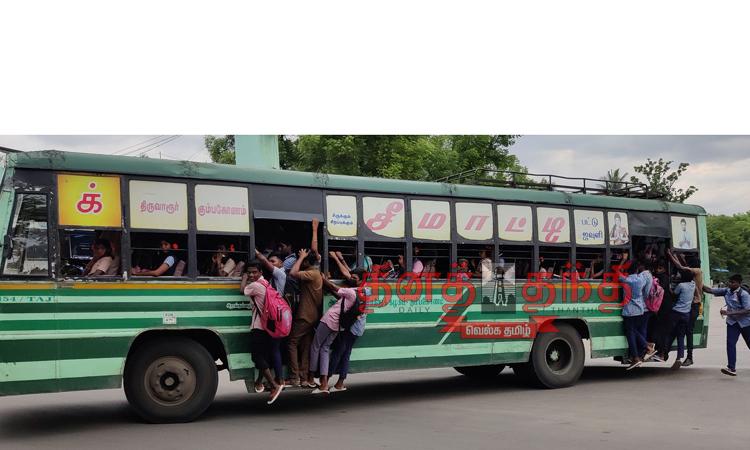 students travel in the bus foot board | பஸ் படிக்கட்டுகளில் தொங்கியபடி ...