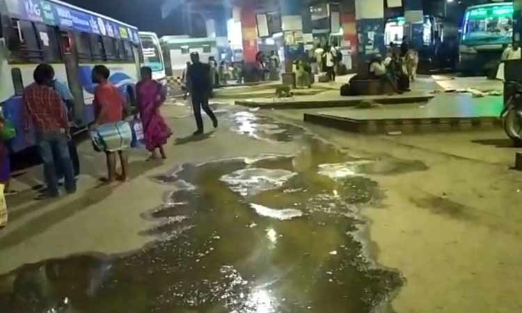 Passengers suffer due to overflowing sewage at Trichy Central Bus ...