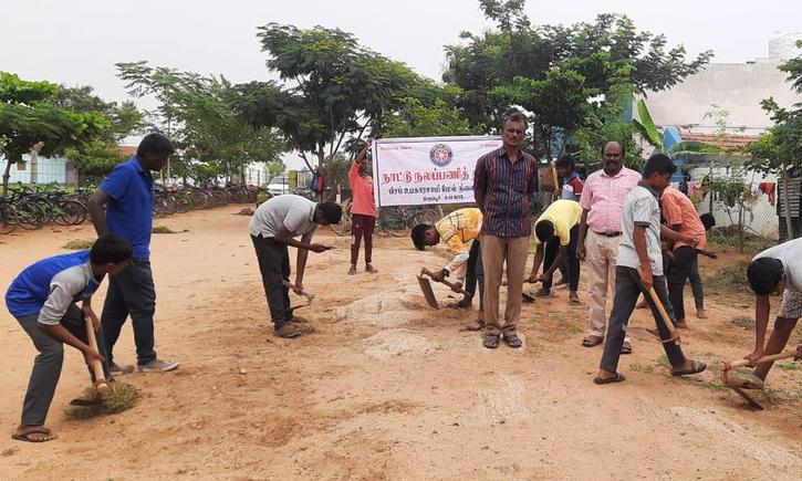 School student clean the school compound | அரசு பள்ளி மைதானத்தை சுத்தம் ...