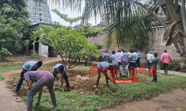 Cleanliness work in the temple premises | கோவில் வளாகத்தில் தூய்மை பணி
