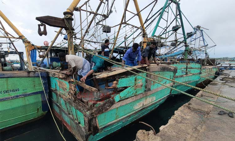 Boats collided with each other due to strong cyclone in Rameswaram ...