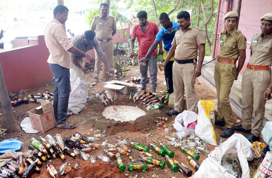 Destruction of alcoholic beverages | திண்டுக்கல்லில் மதுபானங்கள் ...