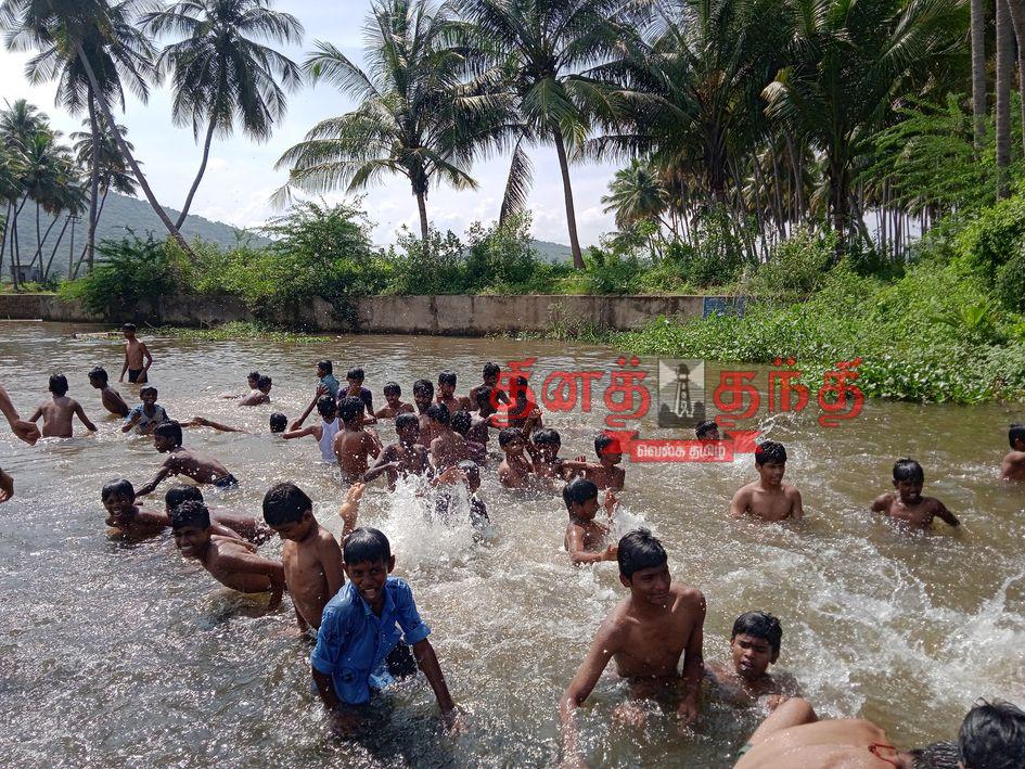 Blissful bath in Manchal | மஞ்சளாற்றில் ஆனந்த குளியல்