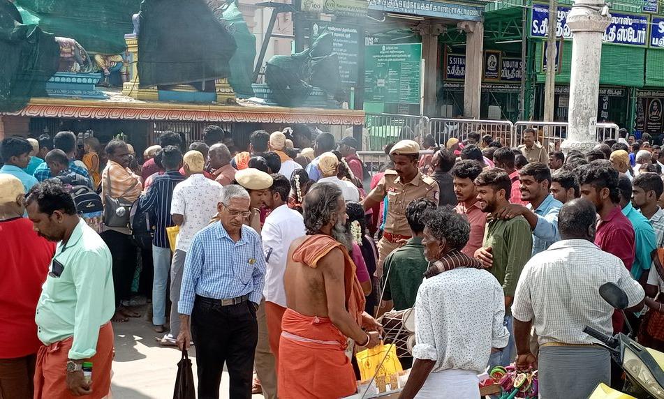 Devottees croud in temple | வார விடுமுறையையொட்டி பழனி முருகன் ...