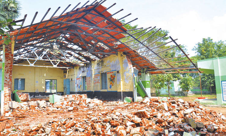 The public is afraid because the dilapidated school building has not ...