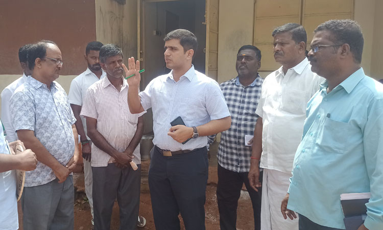 Sub-Collector surprise inspection in Panchayat Union Middle School ...
