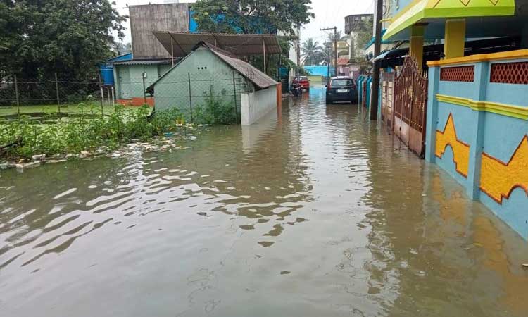 Incessant heavy rain People suffer due to water entering their houses ...