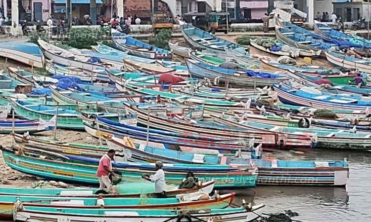 Kulachal fishermen did not go fishing for 2nd day | குளச்சல் மீனவர்கள் ...
