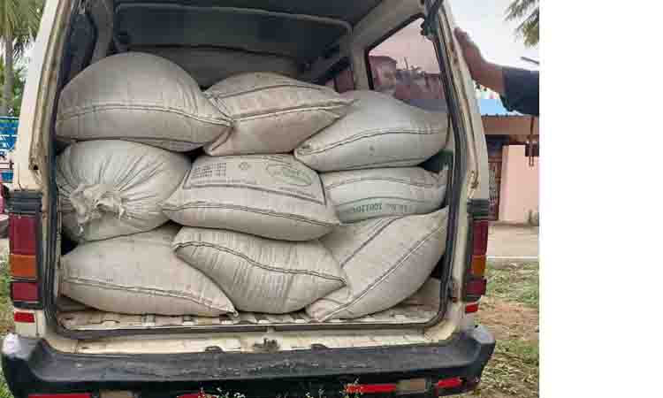 A person who smuggled 600 kg of ration rice in a van was arrested | 600 ...