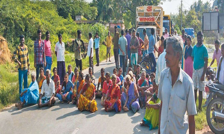 Villagers picketed on RK Pettai-Tiruthani road due to non-removal of ...