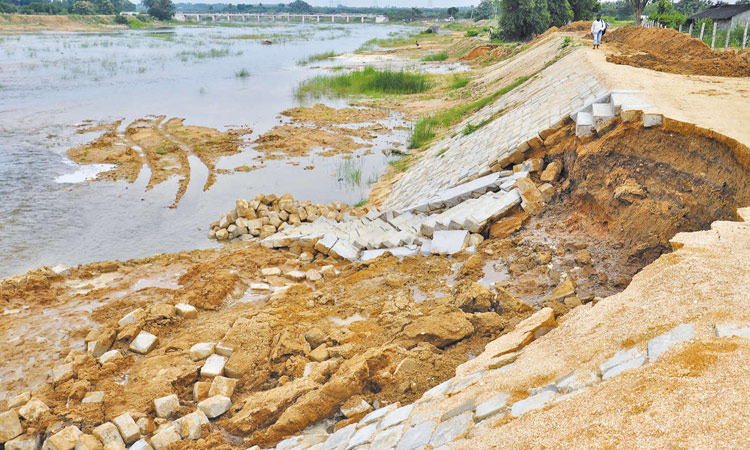 Damage caused by collapsing of embankments in Kosasthalai river before ...