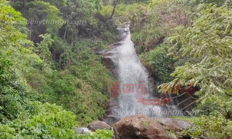 New waterfalls appeared on the mountain pass | மலைப்பாதையில் தோன்றிய ...