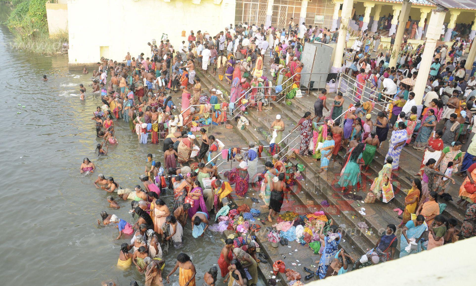 Thousands of devotees took a holy dip at Thiruvaiyaru Pushya Mandapa ...