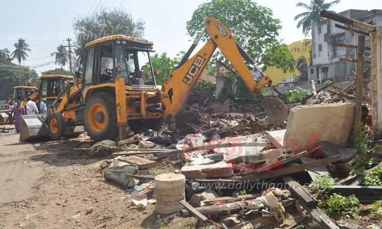 In Marapalam area 17 houses built encroaching on Perumpallam stream ...